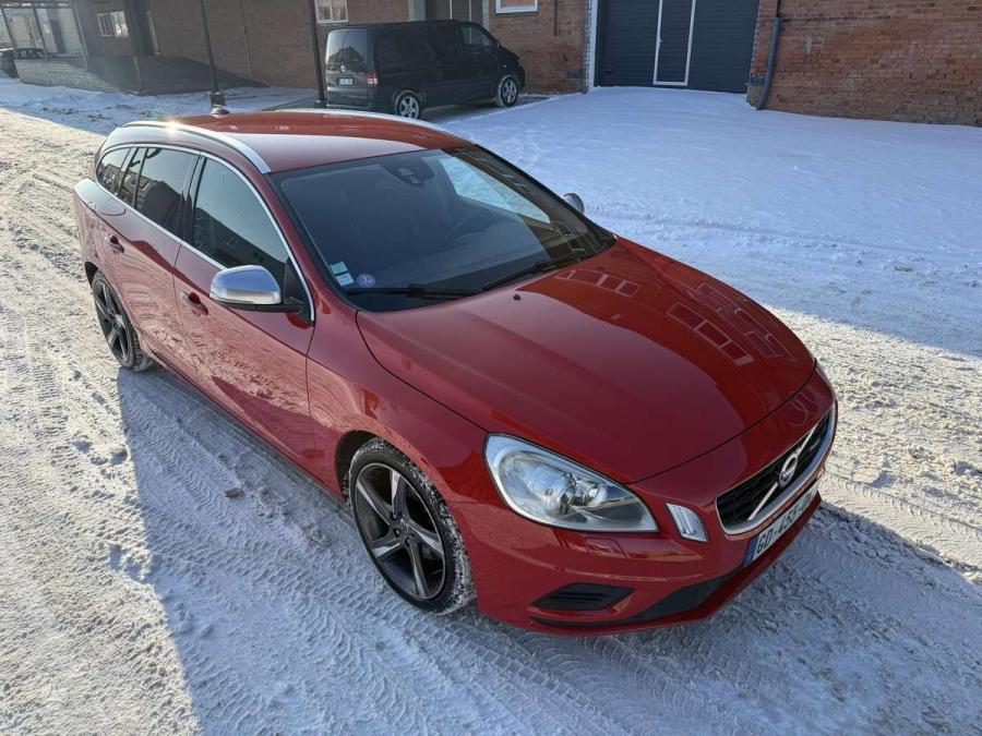 Sarkans Volvo V60 2011 Alīta, ar dzinēja tilpumu 1.60 L un nobraukumu 235 tūkst. km par 6200 €, foto 1 vietnē AUTOMOTO.COM.LV