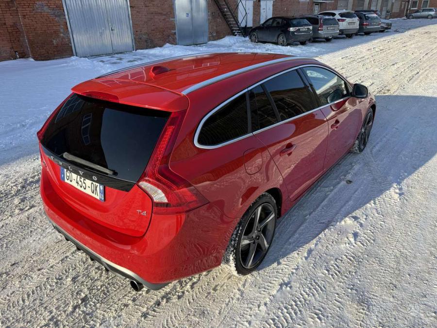 Sarkans Volvo V60 2011 Alīta, ar dzinēja tilpumu 1.60 L un nobraukumu 235 tūkst. km par 6200 €, foto 3 vietnē AUTOMOTO.COM.LV