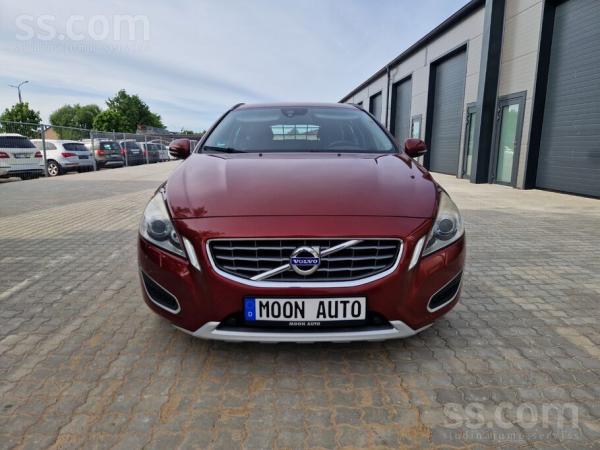 Sarkans Volvo V60 2011 Liepāja, ar dzinēja tilpumu 2.00 L un nobraukumu 294 tūkst. km par 5990 €, foto 2 vietnē AUTOMOTO.COM.LV