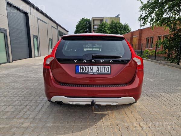 Sarkans Volvo V60 2011 Liepāja, ar dzinēja tilpumu 2.00 L un nobraukumu 294 tūkst. km par 5990 €, foto 5 vietnē AUTOMOTO.COM.LV