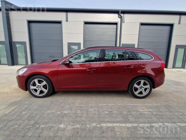 Sarkans Volvo V60 2011 Liepāja, ar dzinēja tilpumu 2.00 L un nobraukumu 294 tūkst. km par 5990 €, foto 7 vietnē AUTOMOTO.COM.LV