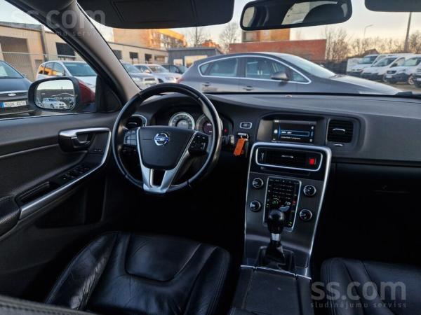 Sarkans Volvo V60 2011 Liepāja, ar dzinēja tilpumu 2.00 L un nobraukumu 294 tūkst. km par 5990 €, foto 8 vietnē AUTOMOTO.COM.LV