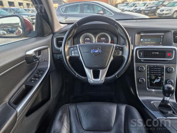 Sarkans Volvo V60 2011 Liepāja, ar dzinēja tilpumu 2.00 L un nobraukumu 294 tūkst. km par 5990 €, foto 9 vietnē AUTOMOTO.COM.LV