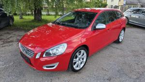 Sarkans Volvo V60 2011 Šauļi, ar dzinēja tilpumu 2.40 L un nobraukumu 294 tūkst. km par 5700 €, foto  vietnē AUTOMOTO.COM.LV
