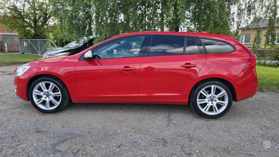 Sarkans Volvo V60 2011 Šauļi, ar dzinēja tilpumu 2.40 L un nobraukumu 294 tūkst. km par 5700 €, foto 3 vietnē AUTOMOTO.COM.LV