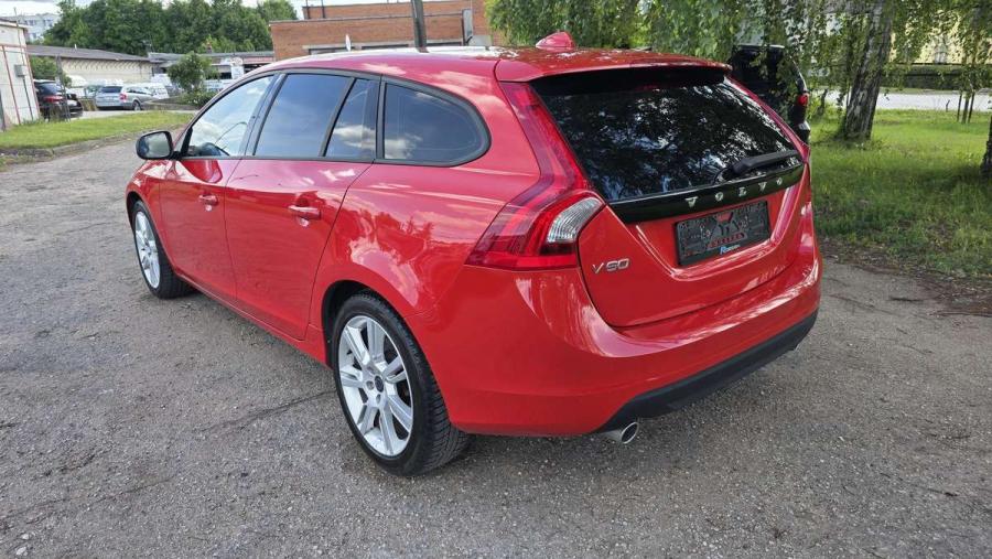 Sarkans Volvo V60 2011 Šauļi, ar dzinēja tilpumu 2.40 L un nobraukumu 294 tūkst. km par 5700 €, foto 4 vietnē AUTOMOTO.COM.LV