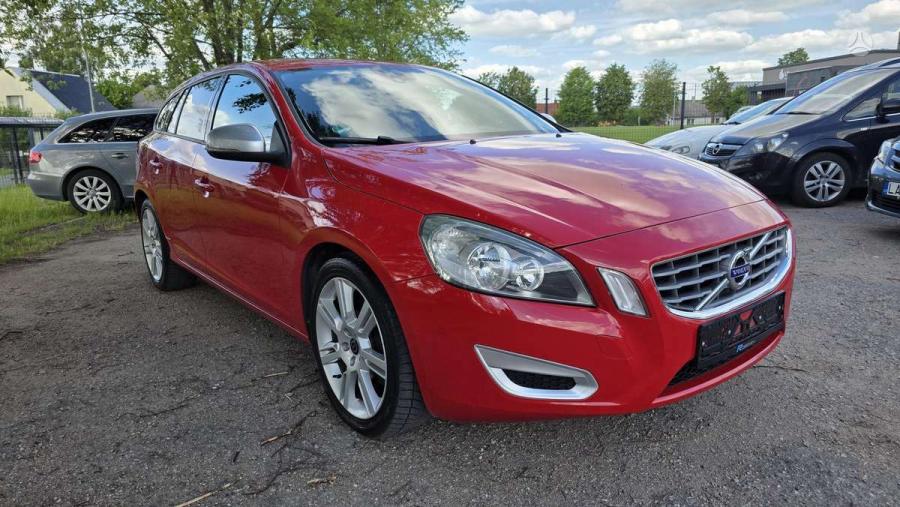 Sarkans Volvo V60 2011 Šauļi, ar dzinēja tilpumu 2.40 L un nobraukumu 294 tūkst. km par 5700 €, foto 8 vietnē AUTOMOTO.COM.LV