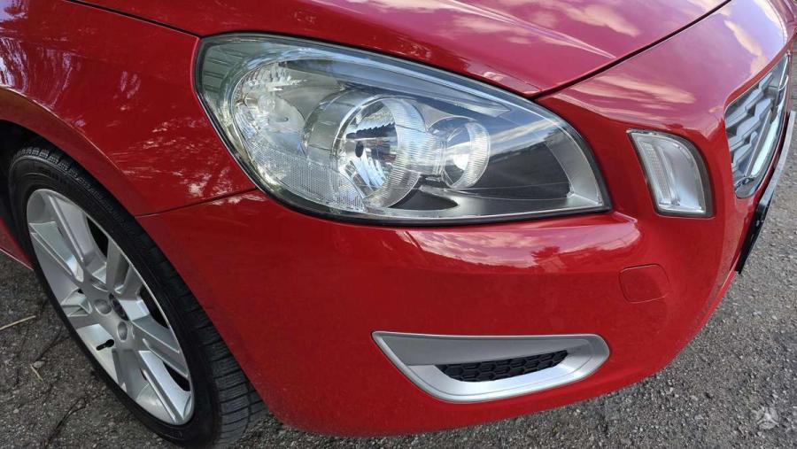 Sarkans Volvo V60 2011 Šauļi, ar dzinēja tilpumu 2.40 L un nobraukumu 294 tūkst. km par 5700 €, foto 12 vietnē AUTOMOTO.COM.LV
