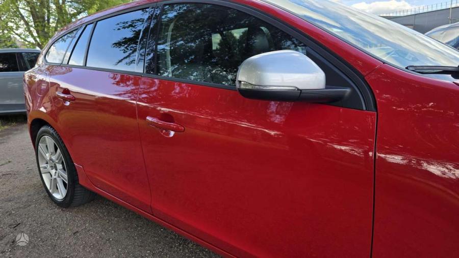 Sarkans Volvo V60 2011 Šauļi, ar dzinēja tilpumu 2.40 L un nobraukumu 294 tūkst. km par 5700 €, foto 17 vietnē AUTOMOTO.COM.LV