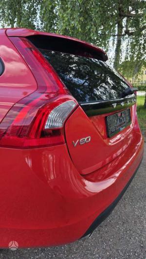 Sarkans Volvo V60 2011 Šauļi, ar dzinēja tilpumu 2.40 L un nobraukumu 294 tūkst. km par 5700 €, foto 18 vietnē AUTOMOTO.COM.LV