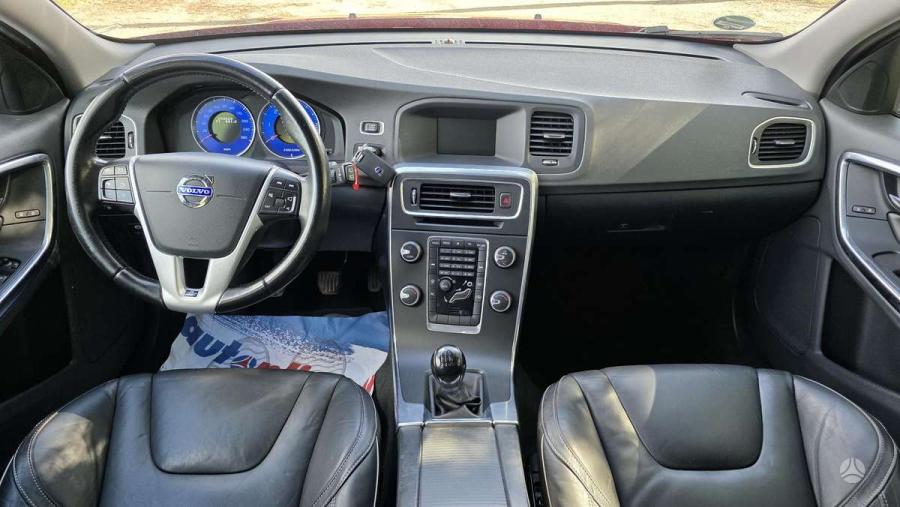Sarkans Volvo V60 2011 Šauļi, ar dzinēja tilpumu 2.40 L un nobraukumu 294 tūkst. km par 5700 €, foto 20 vietnē AUTOMOTO.COM.LV