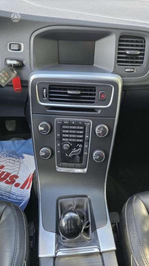 Sarkans Volvo V60 2011 Šauļi, ar dzinēja tilpumu 2.40 L un nobraukumu 294 tūkst. km par 5700 €, foto 21 vietnē AUTOMOTO.COM.LV