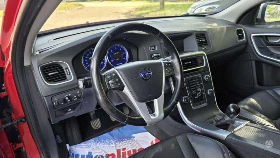 Sarkans Volvo V60 2011 Šauļi, ar dzinēja tilpumu 2.40 L un nobraukumu 294 tūkst. km par 5700 €, foto 26 vietnē AUTOMOTO.COM.LV