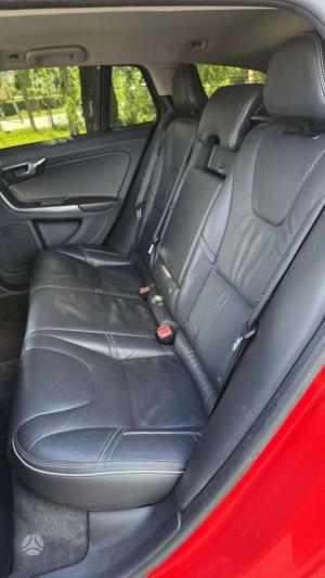 Sarkans Volvo V60 2011 Šauļi, ar dzinēja tilpumu 2.40 L un nobraukumu 294 tūkst. km par 5700 €, foto 31 vietnē AUTOMOTO.COM.LV