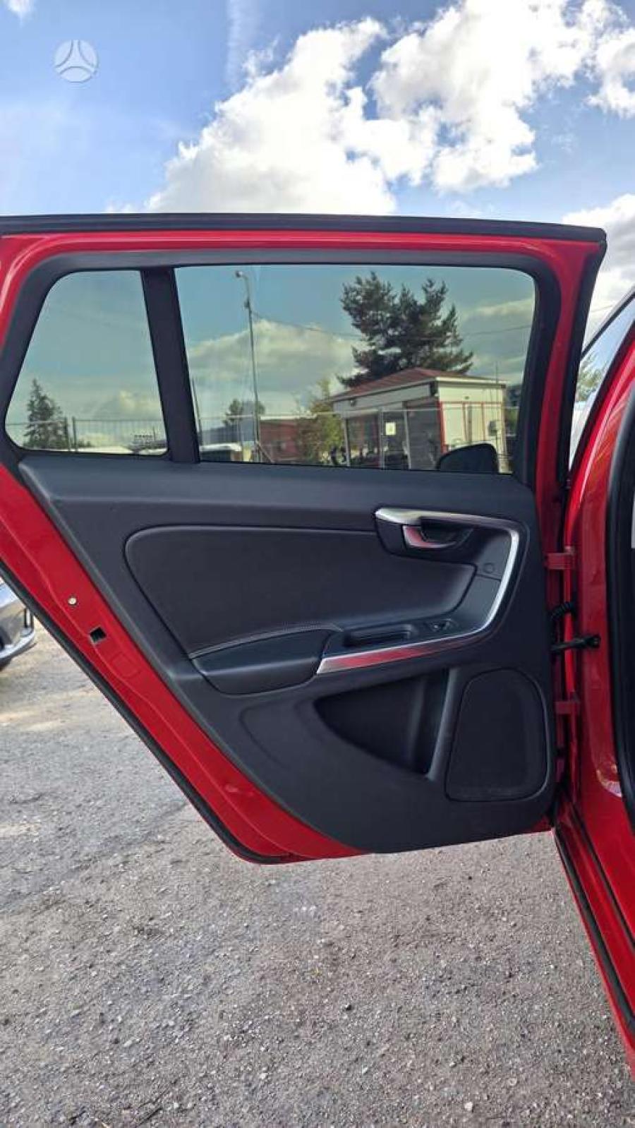 Sarkans Volvo V60 2011 Šauļi, ar dzinēja tilpumu 2.40 L un nobraukumu 294 tūkst. km par 5700 €, foto 32 vietnē AUTOMOTO.COM.LV