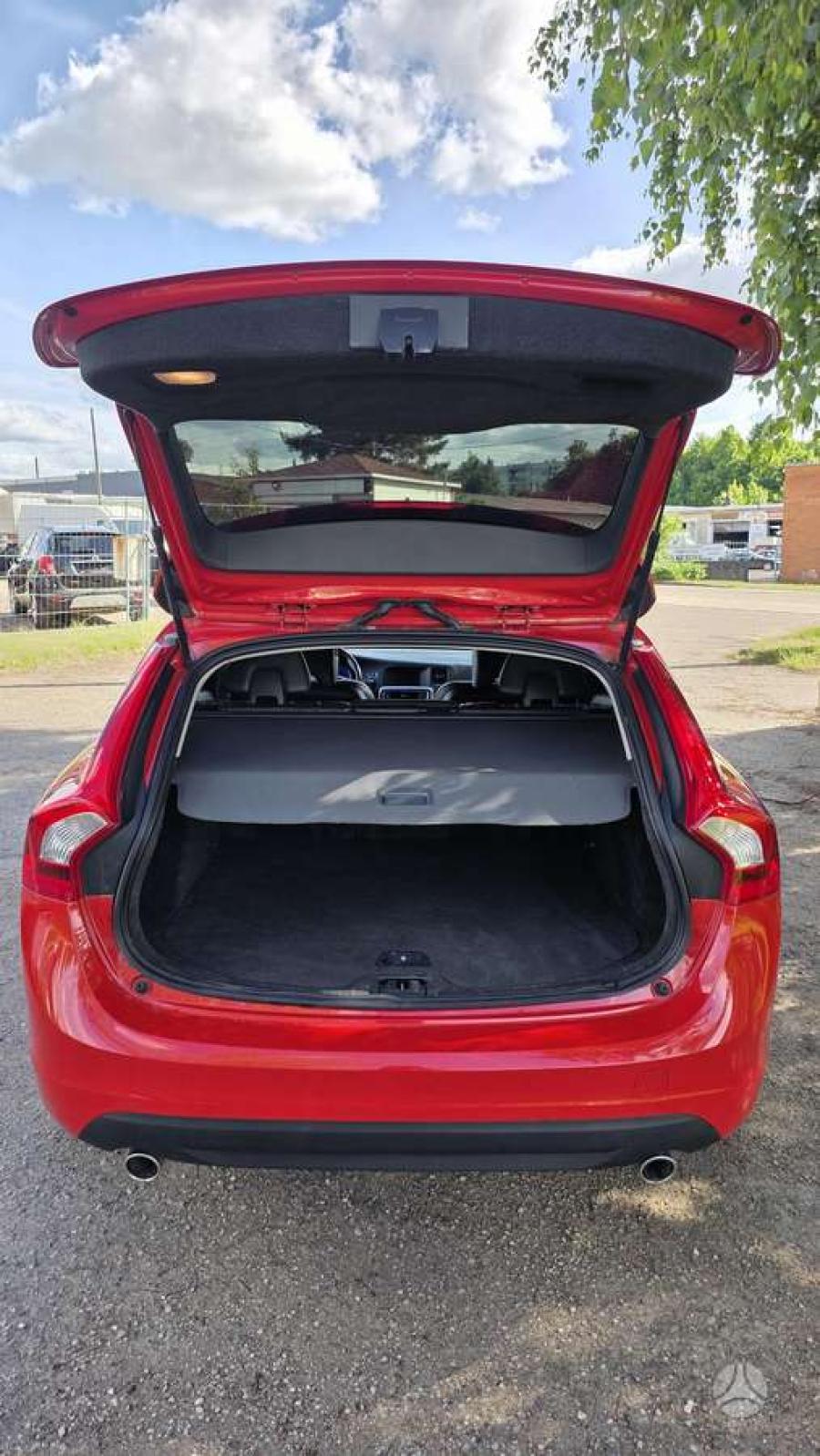 Sarkans Volvo V60 2011 Šauļi, ar dzinēja tilpumu 2.40 L un nobraukumu 294 tūkst. km par 5700 €, foto 33 vietnē AUTOMOTO.COM.LV