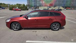 Sarkans Volvo V60 2011 Šauļi, ar dzinēja tilpumu 2.40 L un nobraukumu 450 tūkst. km par 2999 €, foto  vietnē AUTOMOTO.COM.LV