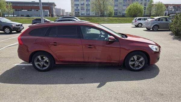 Sarkans Volvo V60 2011 Šauļi, ar dzinēja tilpumu 2.40 L un nobraukumu 450 tūkst. km par 2999 €, foto 6 vietnē AUTOMOTO.COM.LV