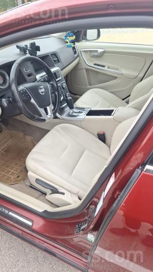 Red Volvo V60 2011 in Ogre, with an engine capacity of 2.40 L and mileage of 254 thousand km for 6150 €, photo 12 on AUTOMOTO.COM.LV
