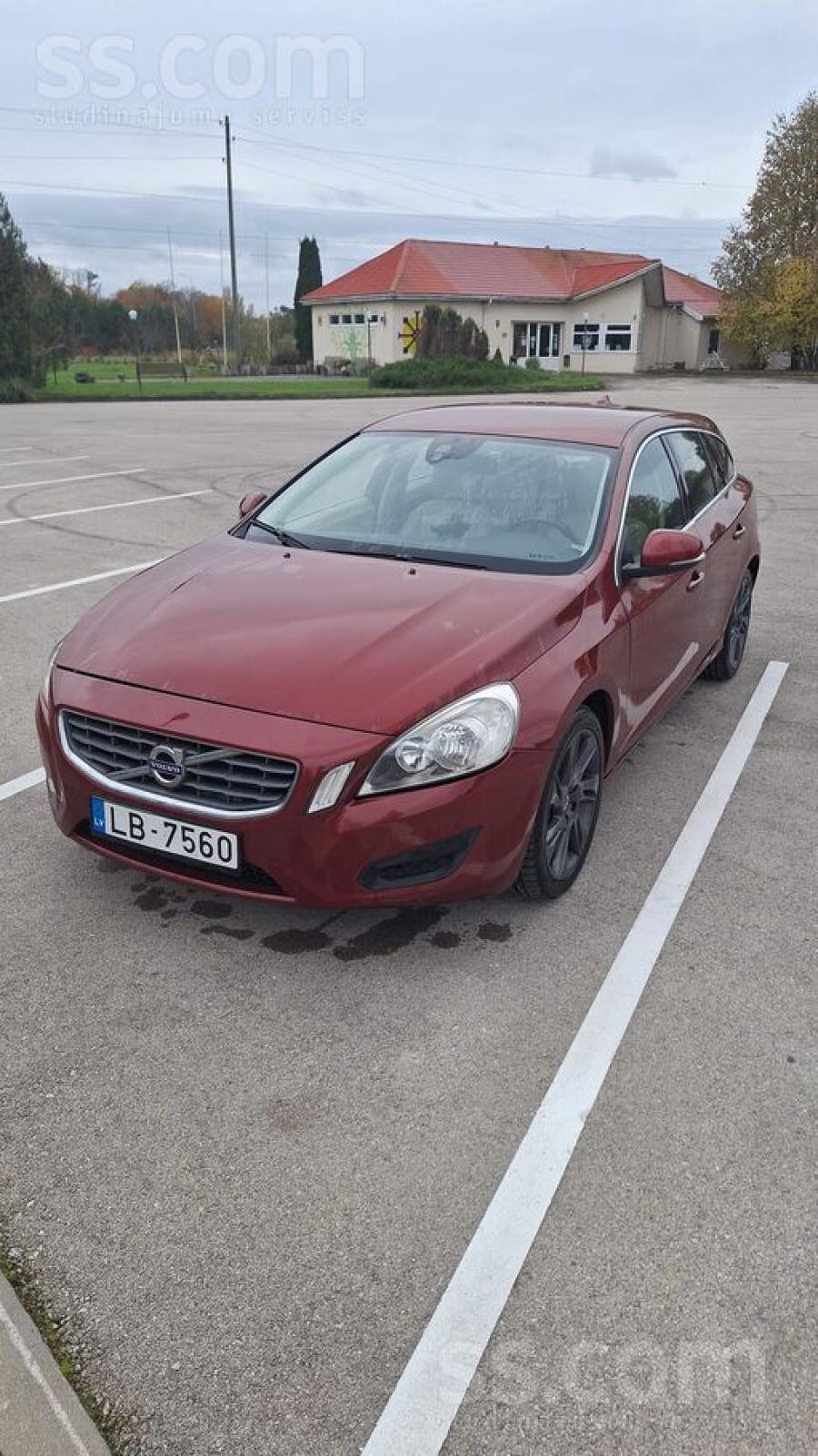 Red Volvo V60 2011 in Ogre, with an engine capacity of 2.40 L and mileage of 254 thousand km for 6150 €, photo 3 on AUTOMOTO.COM.LV