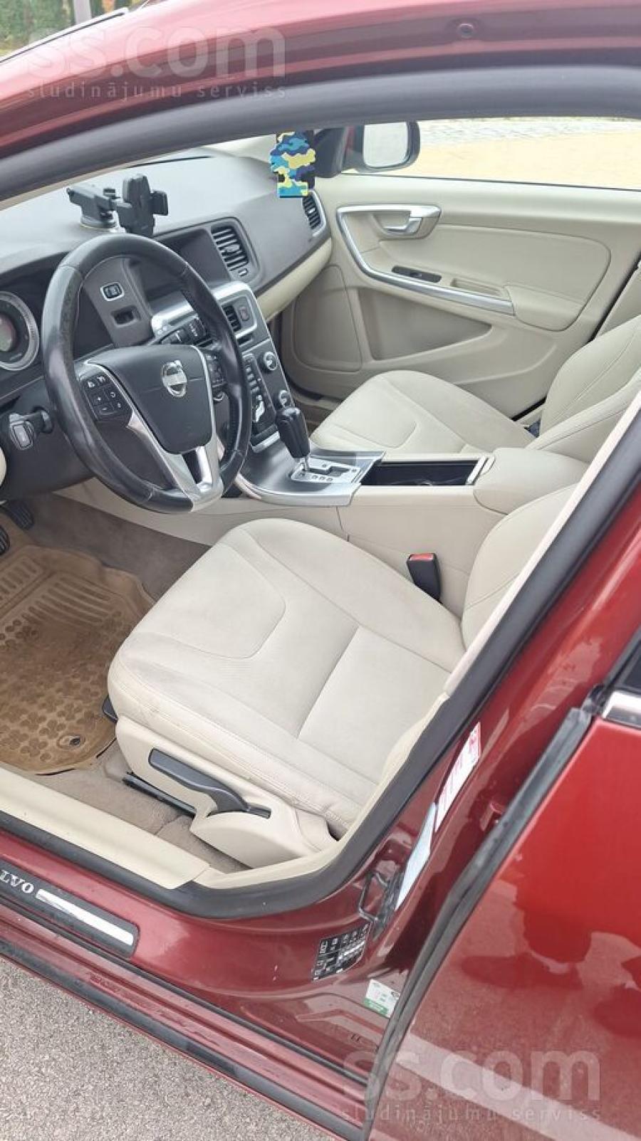 Red Volvo V60 2011 in Ogre, with an engine capacity of 2.40 L and mileage of 254 thousand km for 6150 €, photo 13 on AUTOMOTO.COM.LV