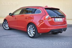 Red Volvo V60 2012 in Talsi, with an engine capacity of 2.40 L and mileage of 334 thousand km for 6900 €, photo 2 on AUTOMOTO.COM.LV