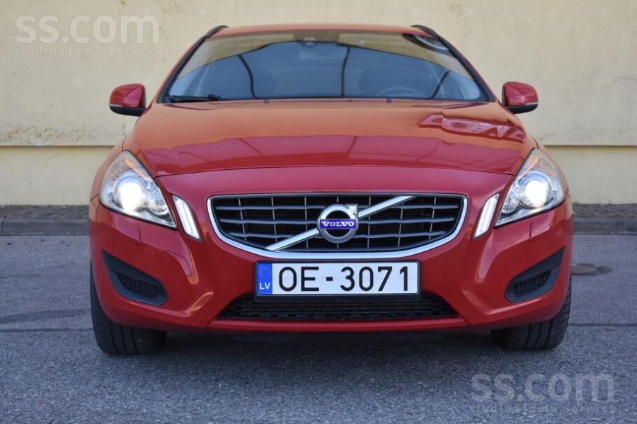 Red Volvo V60 2012 in Talsi, with an engine capacity of 2.40 L and mileage of 334 thousand km for 6900 €, photo 3 on AUTOMOTO.COM.LV