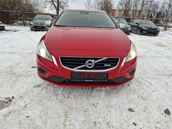 Sarkans Volvo V60 2012 Pasvalys, ar dzinēja tilpumu 1.98 L un nobraukumu 250 tūkst. km par 4850 €, foto 1 vietnē AUTOMOTO.COM.LV