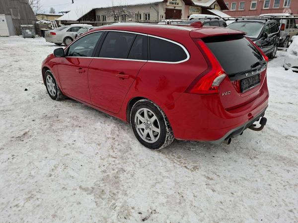 Sarkans Volvo V60 2012 Pasvalys, ar dzinēja tilpumu 1.98 L un nobraukumu 250 tūkst. km par 4850 €, foto 4 vietnē AUTOMOTO.COM.LV