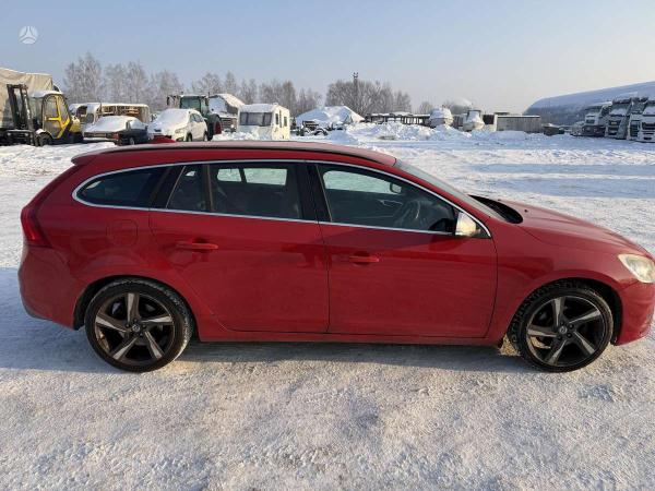 Red Volvo V60 2012 in Silute, with an engine capacity of 1.98 L and mileage of 218 thousand km for 2750 €, photo 2 on AUTOMOTO.COM.LV