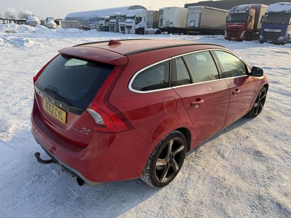 Red Volvo V60 2012 in Silute, with an engine capacity of 1.98 L and mileage of 218 thousand km for 2750 €, photo 3 on AUTOMOTO.COM.LV