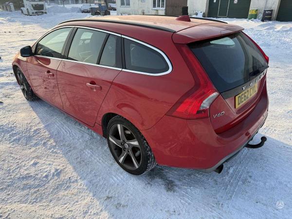 Red Volvo V60 2012 in Silute, with an engine capacity of 1.98 L and mileage of 218 thousand km for 2750 €, photo 5 on AUTOMOTO.COM.LV