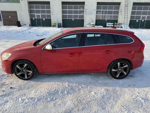 Red Volvo V60 2012 in Silute, with an engine capacity of 1.98 L and mileage of 218 thousand km for 2750 €, photo 6 on AUTOMOTO.COM.LV