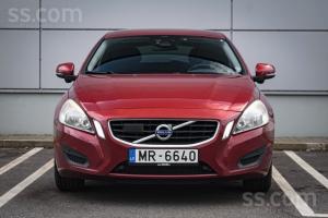 Red Volvo V60 2012 in Riga, with an engine capacity of 2.40 L and mileage of 322 thousand km for 5790 €, photo 3 on AUTOMOTO.COM.LV