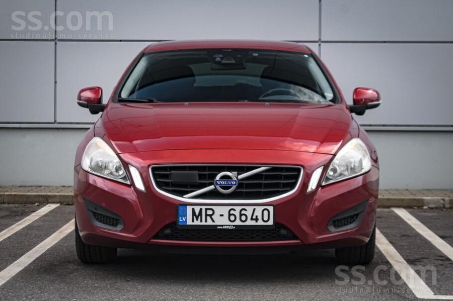 Red Volvo V60 2012 in Riga, with an engine capacity of 2.40 L and mileage of 322 thousand km for 5790 €, photo 3 on AUTOMOTO.COM.LV