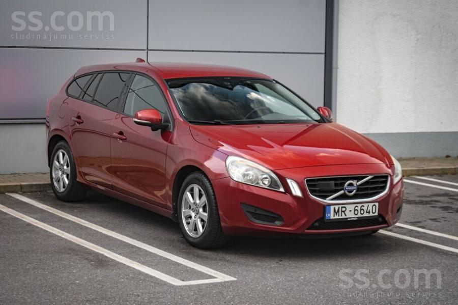 Red Volvo V60 2012 in Riga, with an engine capacity of 2.40 L and mileage of 322 thousand km for 5790 €, photo 4 on AUTOMOTO.COM.LV