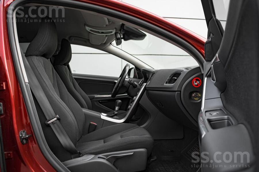 Red Volvo V60 2012 in Riga, with an engine capacity of 2.40 L and mileage of 322 thousand km for 5790 €, photo 12 on AUTOMOTO.COM.LV