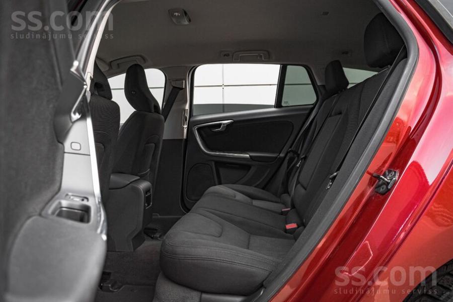 Red Volvo V60 2012 in Riga, with an engine capacity of 2.40 L and mileage of 322 thousand km for 5790 €, photo 13 on AUTOMOTO.COM.LV