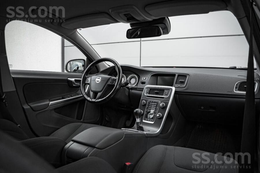 Red Volvo V60 2012 in Riga, with an engine capacity of 2.40 L and mileage of 322 thousand km for 5790 €, photo 15 on AUTOMOTO.COM.LV