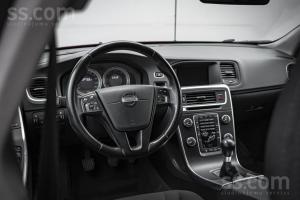Red Volvo V60 2012 in Riga, with an engine capacity of 2.40 L and mileage of 322 thousand km for 5790 €, photo 19 on AUTOMOTO.COM.LV