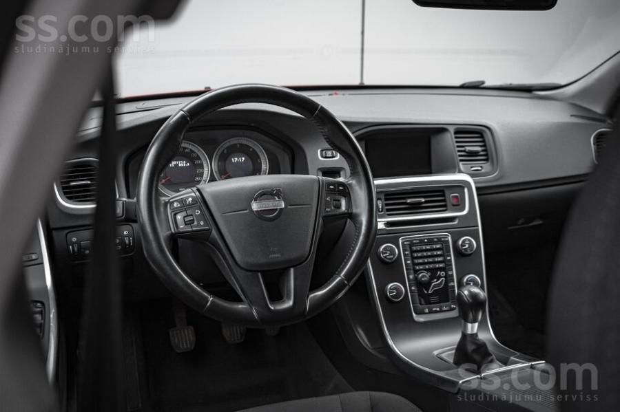 Red Volvo V60 2012 in Riga, with an engine capacity of 2.40 L and mileage of 322 thousand km for 5790 €, photo 19 on AUTOMOTO.COM.LV