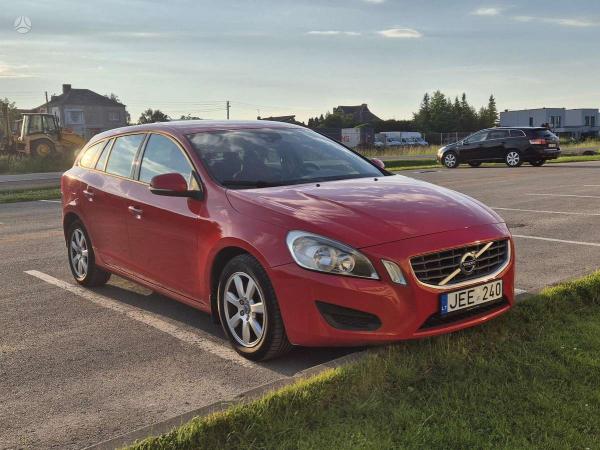 Sarkans Volvo V60 2012 Kauņa, ar dzinēja tilpumu 1.98 L un nobraukumu 260 tūkst. km par 5000 €, foto 1 vietnē AUTOMOTO.COM.LV