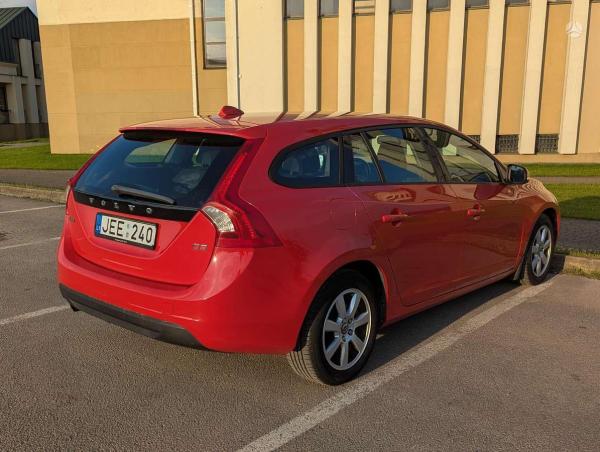 Sarkans Volvo V60 2012 Kauņa, ar dzinēja tilpumu 1.98 L un nobraukumu 260 tūkst. km par 5000 €, foto 3 vietnē AUTOMOTO.COM.LV