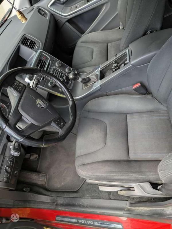 Sarkans Volvo V60 2012 Kauņa, ar dzinēja tilpumu 1.98 L un nobraukumu 260 tūkst. km par 5000 €, foto 9 vietnē AUTOMOTO.COM.LV
