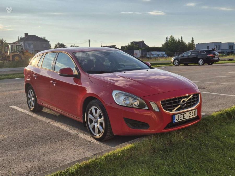 Red Volvo V60 2012 in Kaunas, with an engine capacity of 1.98 L and mileage of 260 thousand km for 5000 €, photo 1 on AUTOMOTO.COM.LV