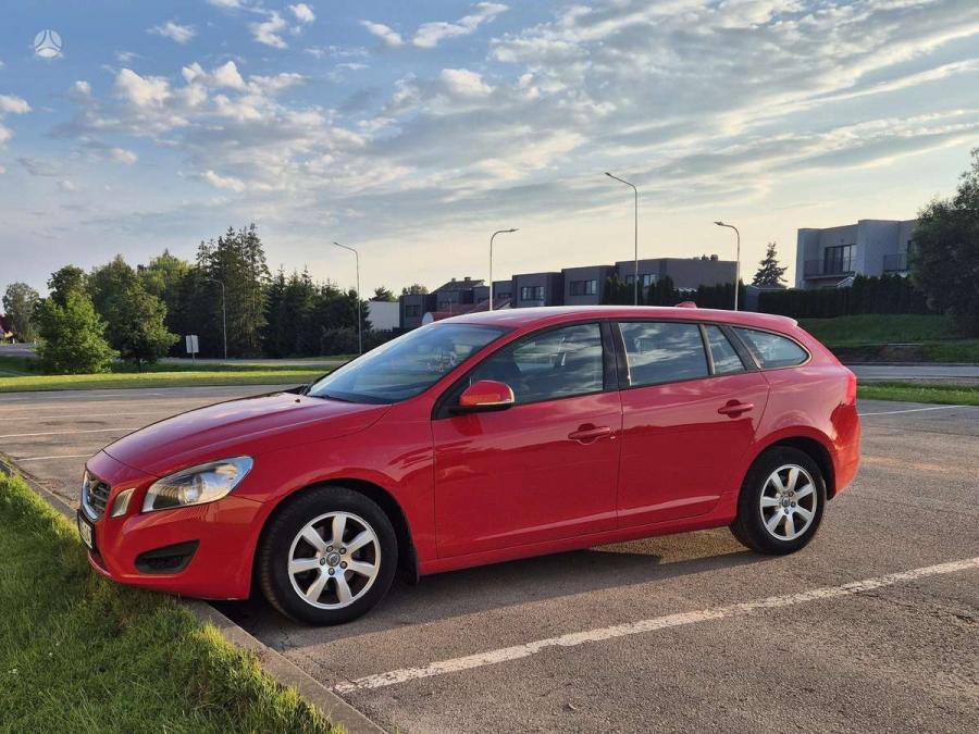 Red Volvo V60 2012 in Kaunas, with an engine capacity of 1.98 L and mileage of 260 thousand km for 5000 €, photo 3 on AUTOMOTO.COM.LV