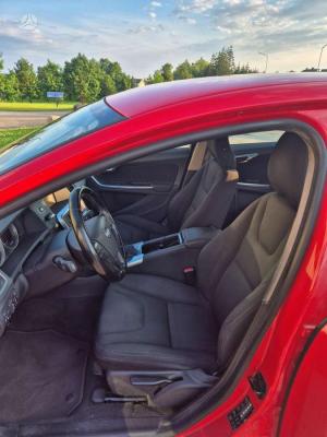 Red Volvo V60 2012 in Kaunas, with an engine capacity of 1.98 L and mileage of 260 thousand km for 5000 €, photo 9 on AUTOMOTO.COM.LV