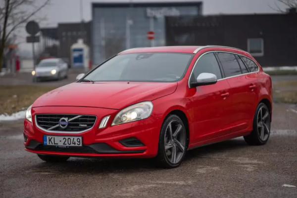 Red Volvo V60 2012 in Liepaja, with an engine capacity of 2.40 L and mileage of 468 thousand km for 4850 €, photo 1 on AUTOMOTO.COM.LV