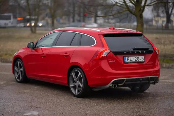 Red Volvo V60 2012 in Liepaja, with an engine capacity of 2.40 L and mileage of 468 thousand km for 4850 €, photo 2 on AUTOMOTO.COM.LV