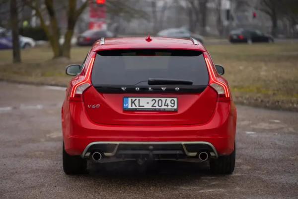 Red Volvo V60 2012 in Liepaja, with an engine capacity of 2.40 L and mileage of 468 thousand km for 4850 €, photo 3 on AUTOMOTO.COM.LV